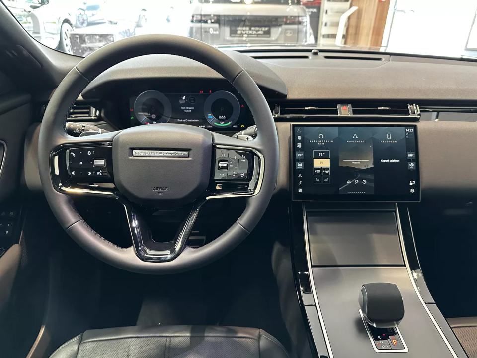 Land Rover Range Rover Velar P400e Dynamic SE AWD | Vezi oferta de pret ...